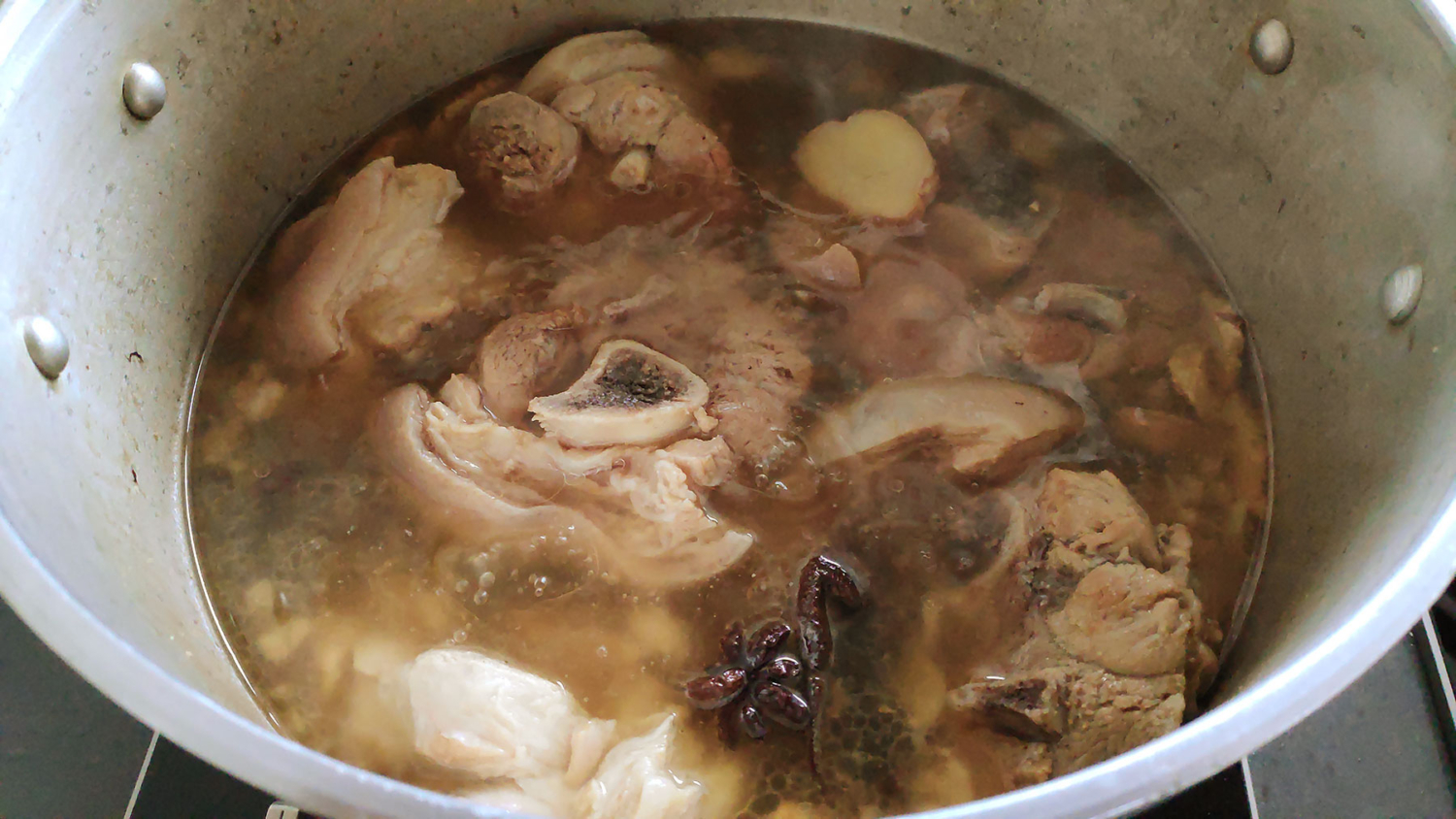 Zoetzure varkenspoot - Sranang Kukru - De Surinaamse Keuken